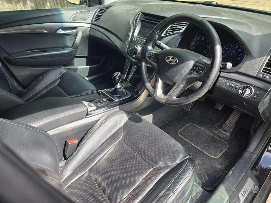 Black Hyundai i40 2012 in Siauliai, with an engine capacity of 1.69 L and mileage of 200 thousand km for 2395 €, photo 8 on AUTOMOTO.COM.LV