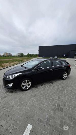 Black Hyundai i40 2012 in Alytus, with an engine capacity of 1.69 L and mileage of 182 thousand km for 3400 €, photo 3 on AUTOMOTO.COM.LV