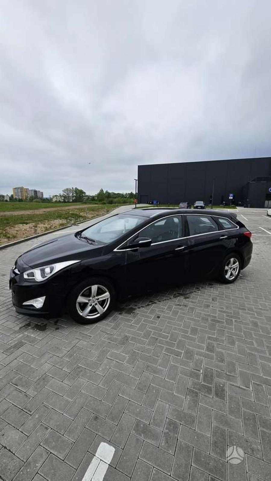 Black Hyundai i40 2012 in Alytus, with an engine capacity of 1.69 L and mileage of 182 thousand km for 3400 €, photo 3 on AUTOMOTO.COM.LV