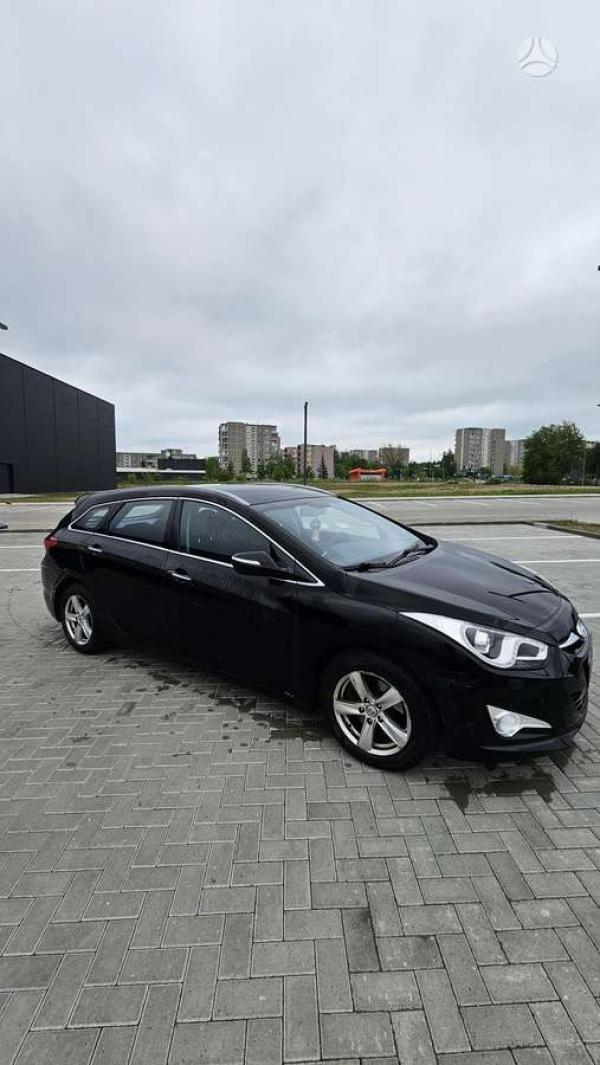 Black Hyundai i40 2012 in Alytus, with an engine capacity of 1.69 L and mileage of 182 thousand km for 3400 €, photo 4 on AUTOMOTO.COM.LV