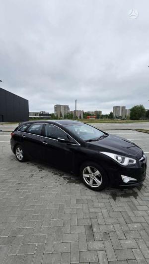 Black Hyundai i40 2012 in Alytus, with an engine capacity of 1.69 L and mileage of 182 thousand km for 3400 €, photo 4 on AUTOMOTO.COM.LV