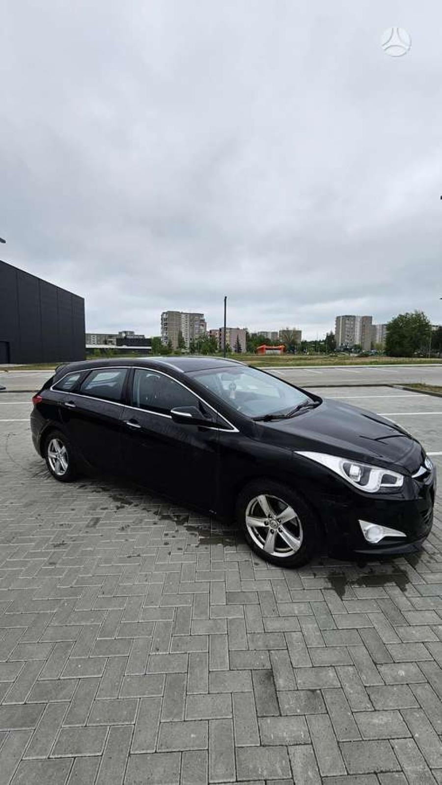 Black Hyundai i40 2012 in Alytus, with an engine capacity of 1.69 L and mileage of 182 thousand km for 3400 €, photo 4 on AUTOMOTO.COM.LV