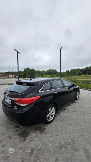 Black Hyundai i40 2012 in Alytus, with an engine capacity of 1.69 L and mileage of 182 thousand km for 3400 €, photo 5 on AUTOMOTO.COM.LV