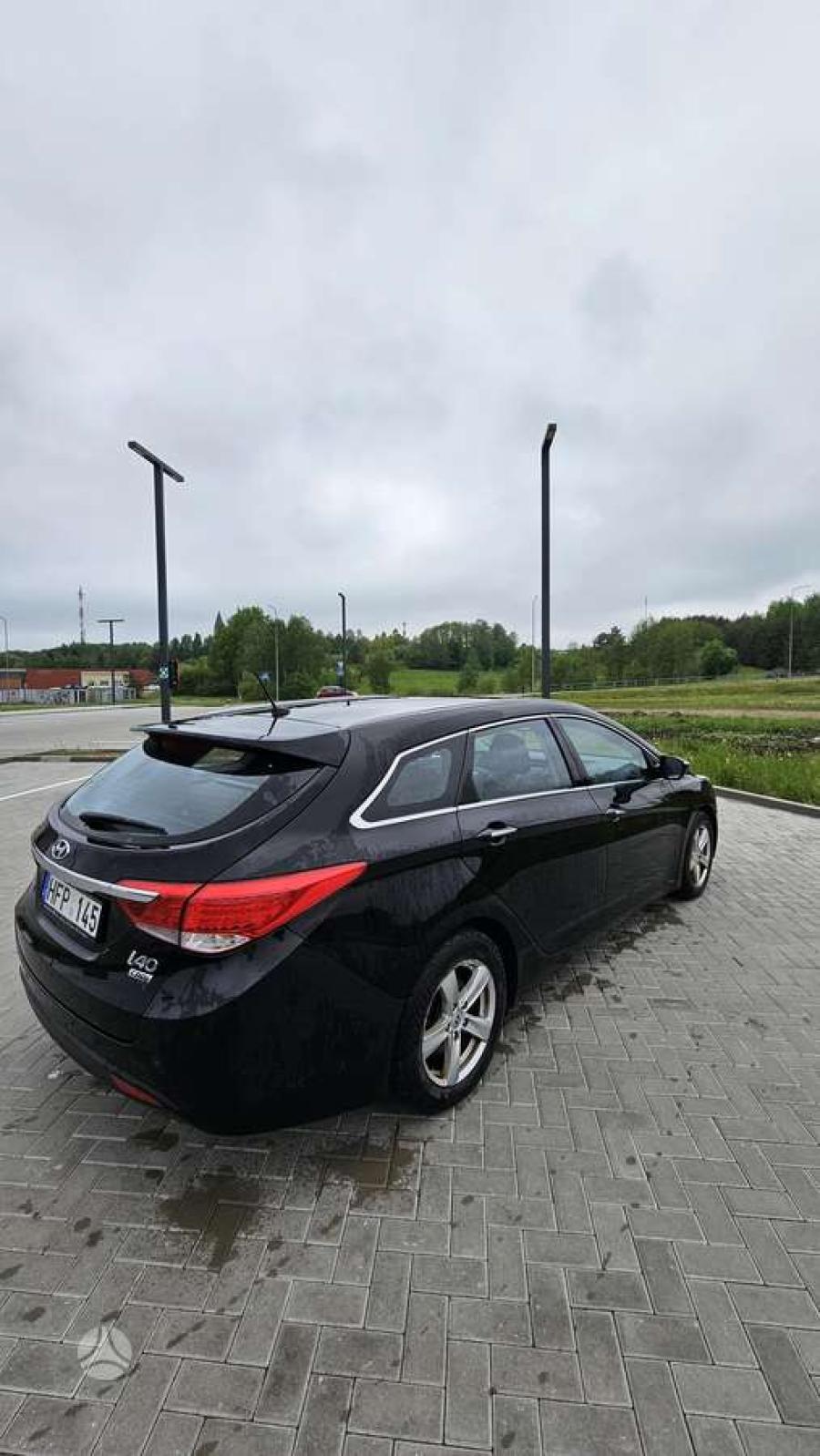 Black Hyundai i40 2012 in Alytus, with an engine capacity of 1.69 L and mileage of 182 thousand km for 3400 €, photo 5 on AUTOMOTO.COM.LV