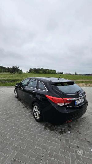 Black Hyundai i40 2012 in Alytus, with an engine capacity of 1.69 L and mileage of 182 thousand km for 3400 €, photo 7 on AUTOMOTO.COM.LV