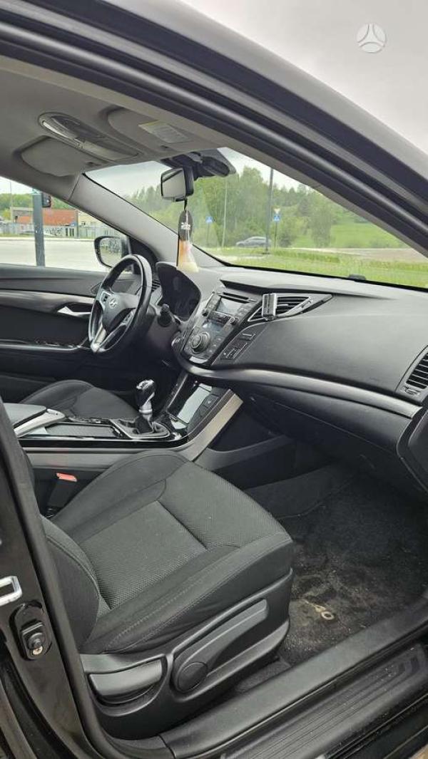 Black Hyundai i40 2012 in Alytus, with an engine capacity of 1.69 L and mileage of 182 thousand km for 3400 €, photo 11 on AUTOMOTO.COM.LV