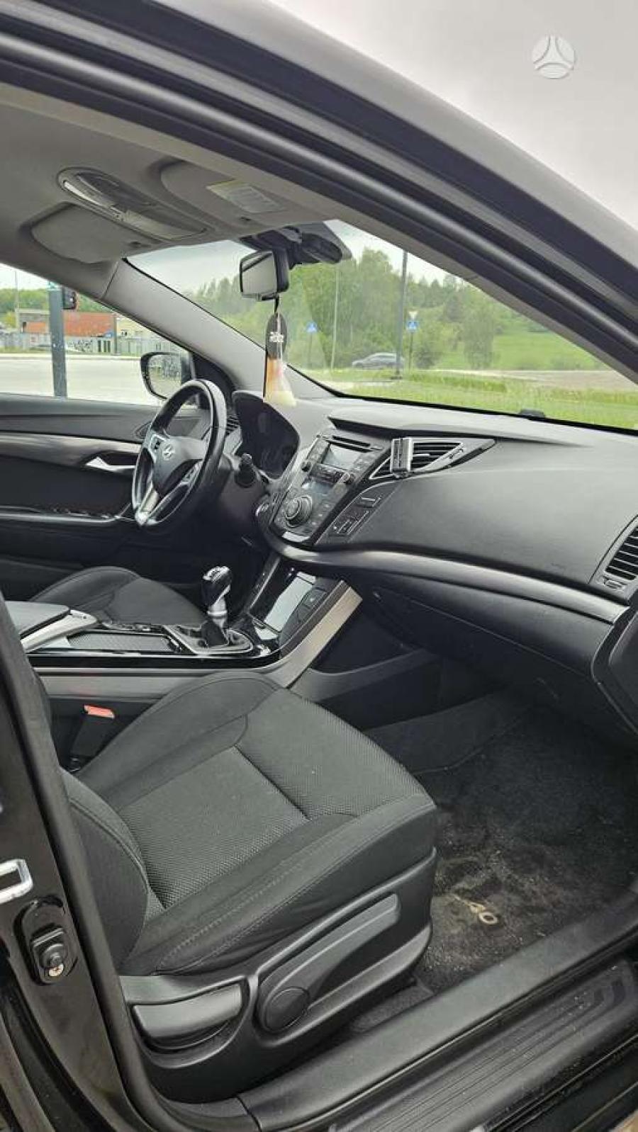 Black Hyundai i40 2012 in Alytus, with an engine capacity of 1.69 L and mileage of 182 thousand km for 3400 €, photo 11 on AUTOMOTO.COM.LV
