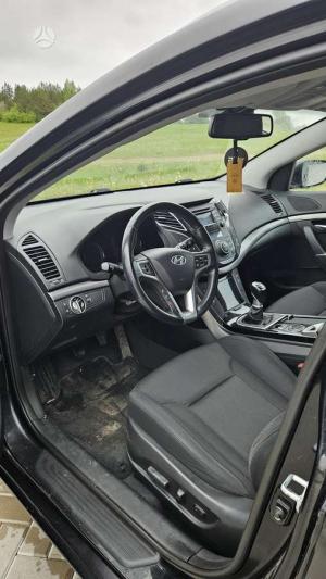 Black Hyundai i40 2012 in Alytus, with an engine capacity of 1.69 L and mileage of 182 thousand km for 3400 €, photo 12 on AUTOMOTO.COM.LV