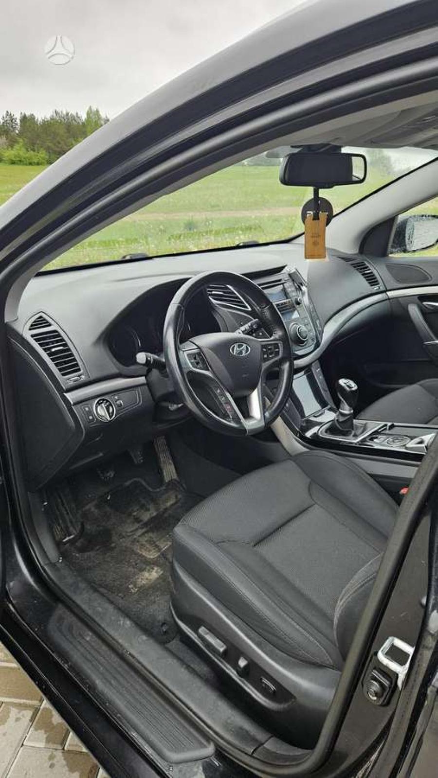 Black Hyundai i40 2012 in Alytus, with an engine capacity of 1.69 L and mileage of 182 thousand km for 3400 €, photo 12 on AUTOMOTO.COM.LV