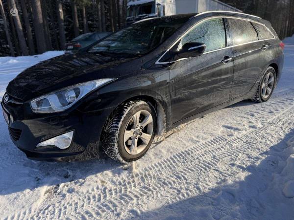 Black Hyundai i40 2013 in Kazlu Ruda, with an engine capacity of 1.69 L and mileage of 178 thousand km for 4700 €, photo 1 on AUTOMOTO.COM.LV