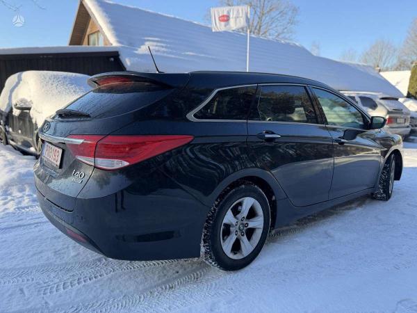 Black Hyundai i40 2013 in Kazlu Ruda, with an engine capacity of 1.69 L and mileage of 178 thousand km for 4700 €, photo 2 on AUTOMOTO.COM.LV