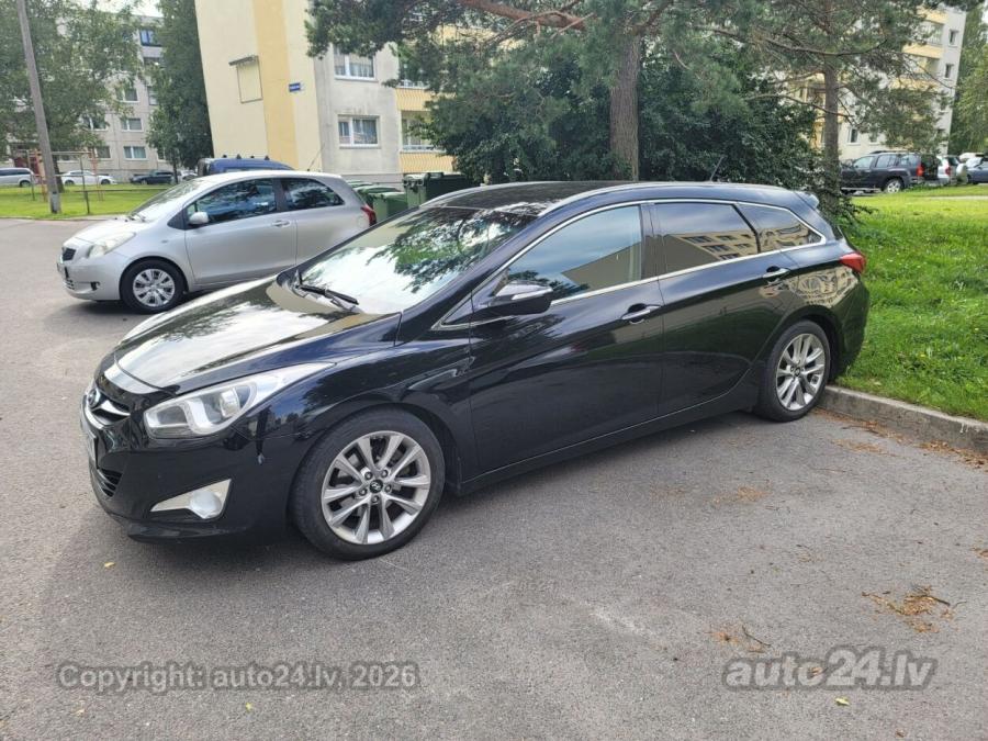 Black Hyundai i40 2013 in Tallinn, with an engine capacity of 1.70 L and mileage of 450 thousand km for 2000 €, photo 1 on AUTOMOTO.COM.LV