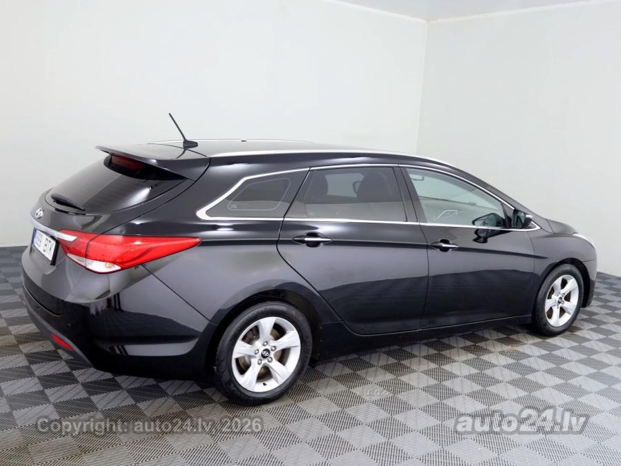 Black Hyundai i40 2013 in Tallinn, with an engine capacity of 1.70 L and mileage of 278 thousand km for 2999 €, photo 4 on AUTOMOTO.COM.LV