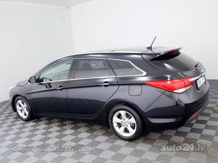 Black Hyundai i40 2013 in Tallinn, with an engine capacity of 1.70 L and mileage of 278 thousand km for 2999 €, photo 5 on AUTOMOTO.COM.LV