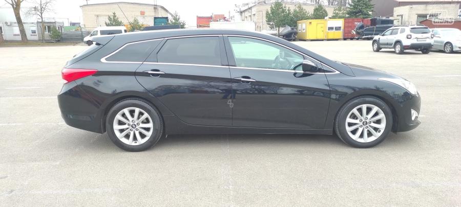 Black Hyundai i40 2013 in Klaipeda, with an engine capacity of 1.70 L and mileage of 300 thousand km for 4900 €, photo 9 on AUTOMOTO.COM.LV