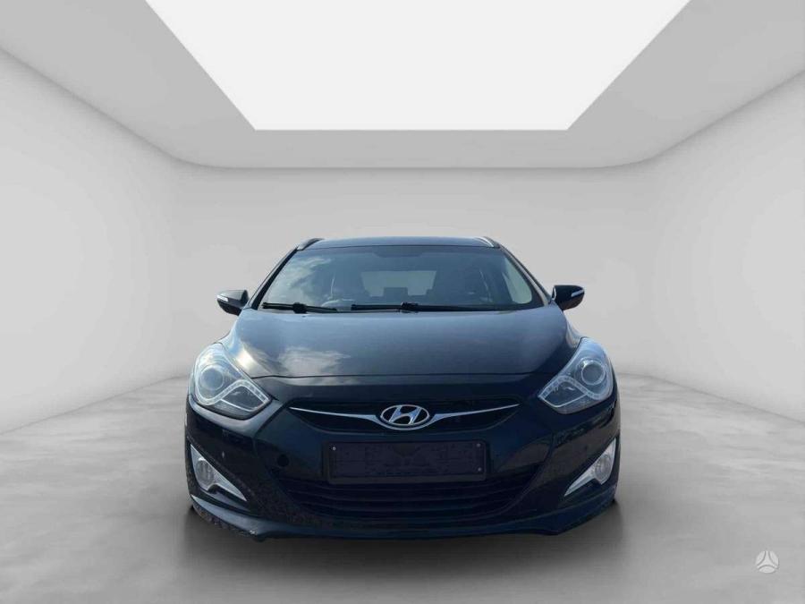 Black Hyundai i40 2013 in Kaunas, with an engine capacity of 1.70 L and mileage of 255 thousand km for 5490 €, photo 3 on AUTOMOTO.COM.LV