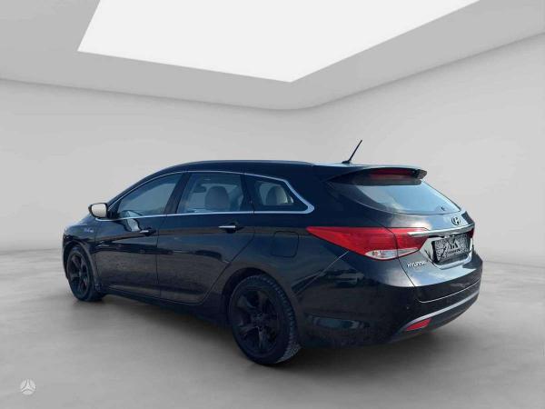 Black Hyundai i40 2013 in Kaunas, with an engine capacity of 1.70 L and mileage of 255 thousand km for 5490 €, photo 4 on AUTOMOTO.COM.LV