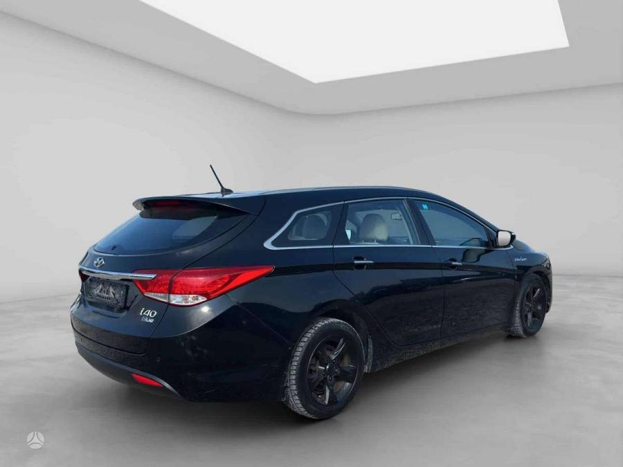 Black Hyundai i40 2013 in Kaunas, with an engine capacity of 1.70 L and mileage of 255 thousand km for 5490 €, photo 7 on AUTOMOTO.COM.LV