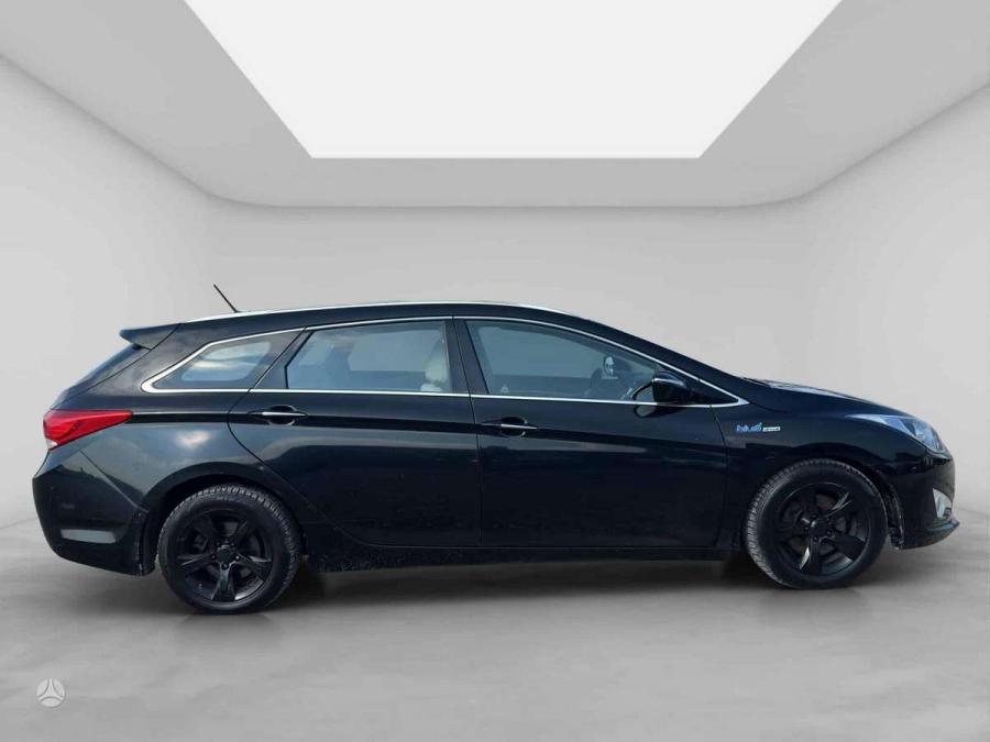 Black Hyundai i40 2013 in Kaunas, with an engine capacity of 1.70 L and mileage of 255 thousand km for 5490 €, photo 8 on AUTOMOTO.COM.LV