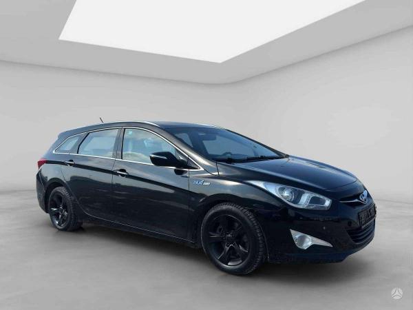 Black Hyundai i40 2013 in Kaunas, with an engine capacity of 1.70 L and mileage of 255 thousand km for 5490 €, photo 8 on AUTOMOTO.COM.LV