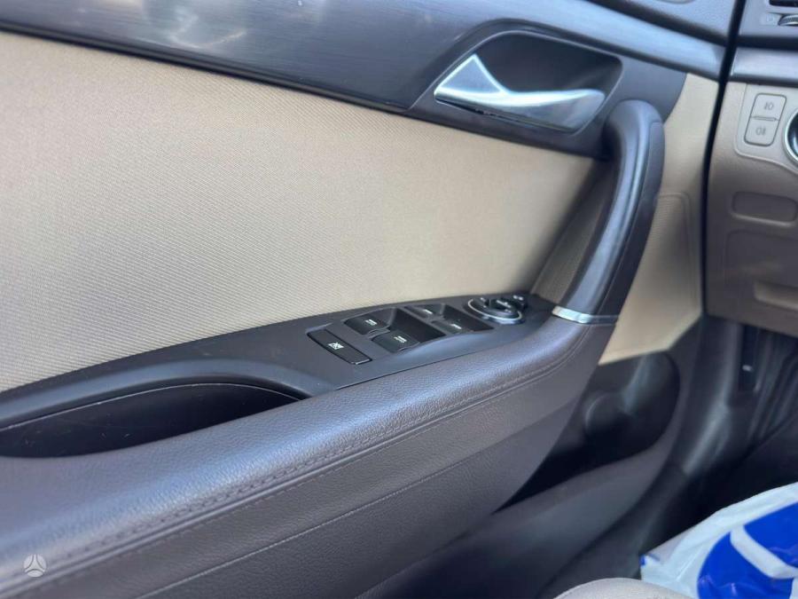 Black Hyundai i40 2013 in Kaunas, with an engine capacity of 1.70 L and mileage of 255 thousand km for 5490 €, photo 12 on AUTOMOTO.COM.LV