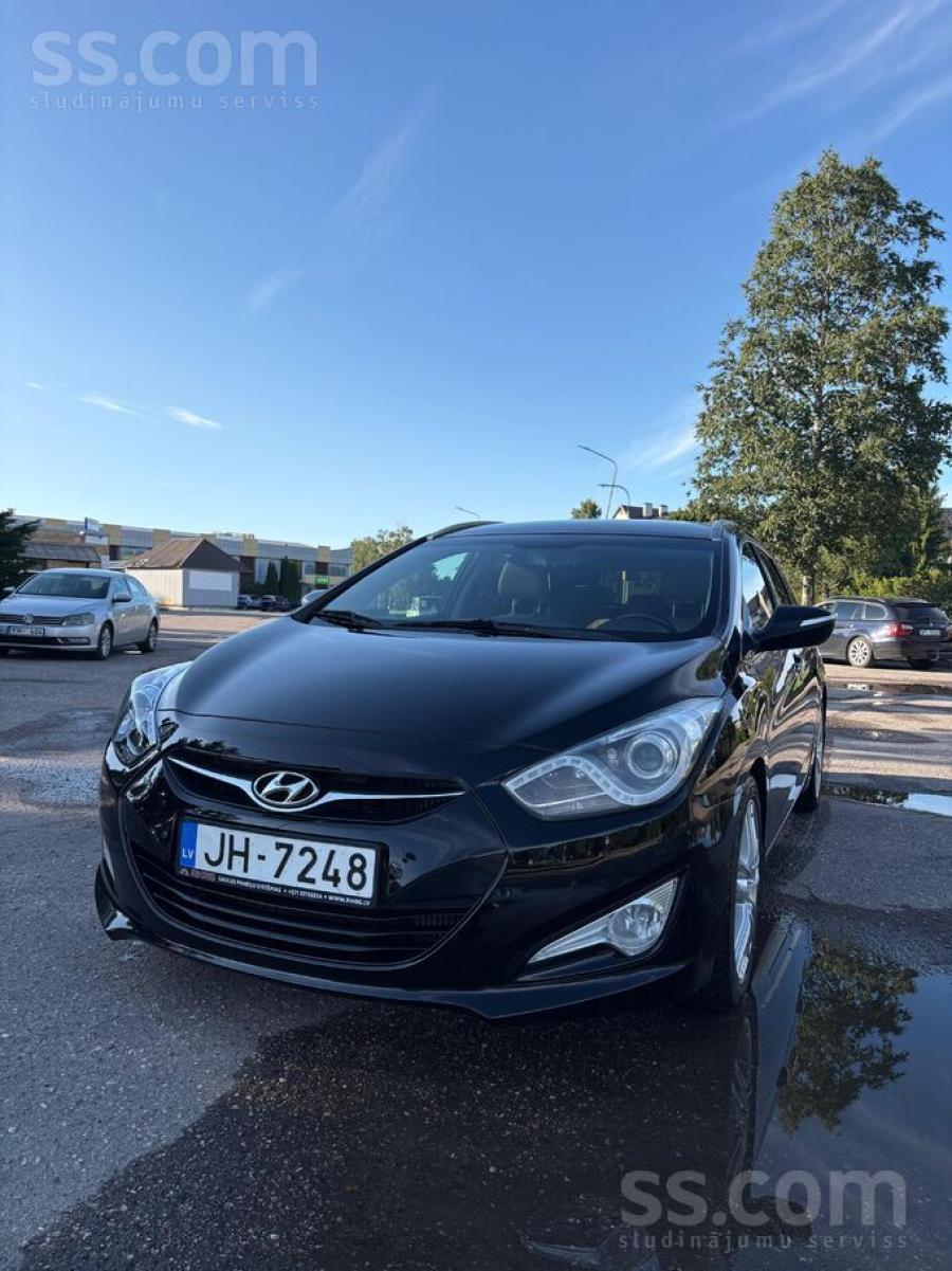 Black Hyundai i40 2013 in Riga, with an engine capacity of 1.70 L and mileage of 294 thousand km for 2500 €, photo 1 on AUTOMOTO.COM.LV