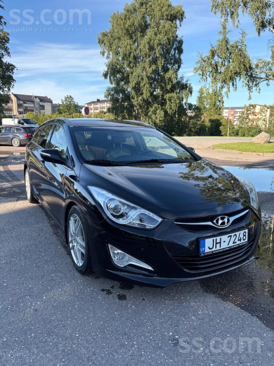 Black Hyundai i40 2013 in Riga, with an engine capacity of 1.70 L and mileage of 294 thousand km for 2500 €, photo 3 on AUTOMOTO.COM.LV