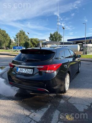 Black Hyundai i40 2013 in Riga, with an engine capacity of 1.70 L and mileage of 294 thousand km for 2500 €, photo 4 on AUTOMOTO.COM.LV