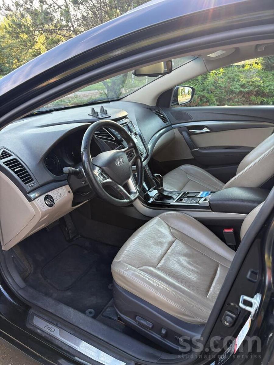 Black Hyundai i40 2013 in Riga, with an engine capacity of 1.70 L and mileage of 294 thousand km for 2500 €, photo 6 on AUTOMOTO.COM.LV