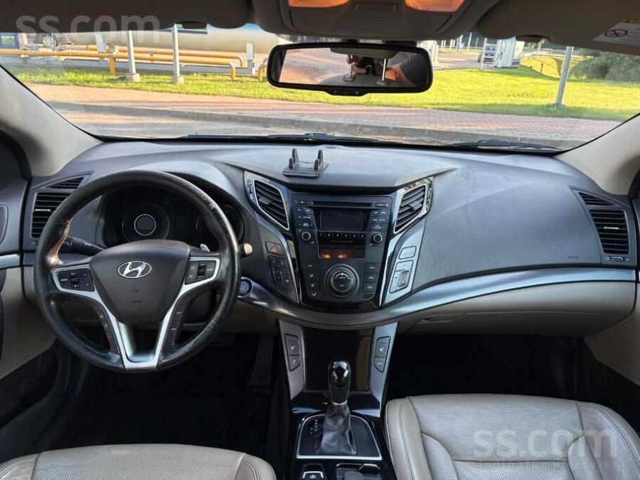 Black Hyundai i40 2013 in Riga, with an engine capacity of 1.70 L and mileage of 294 thousand km for 2500 €, photo 7 on AUTOMOTO.COM.LV