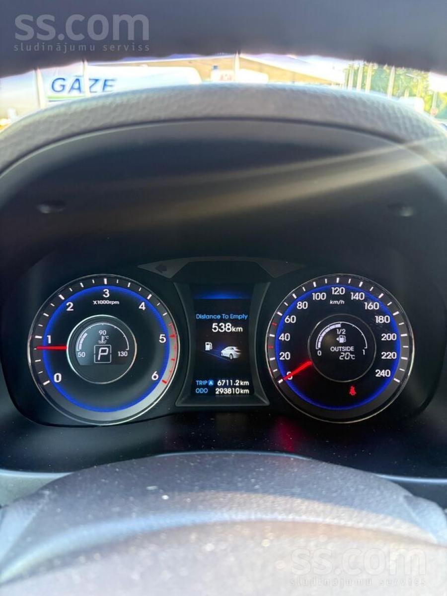 Black Hyundai i40 2013 in Riga, with an engine capacity of 1.70 L and mileage of 294 thousand km for 2500 €, photo 8 on AUTOMOTO.COM.LV