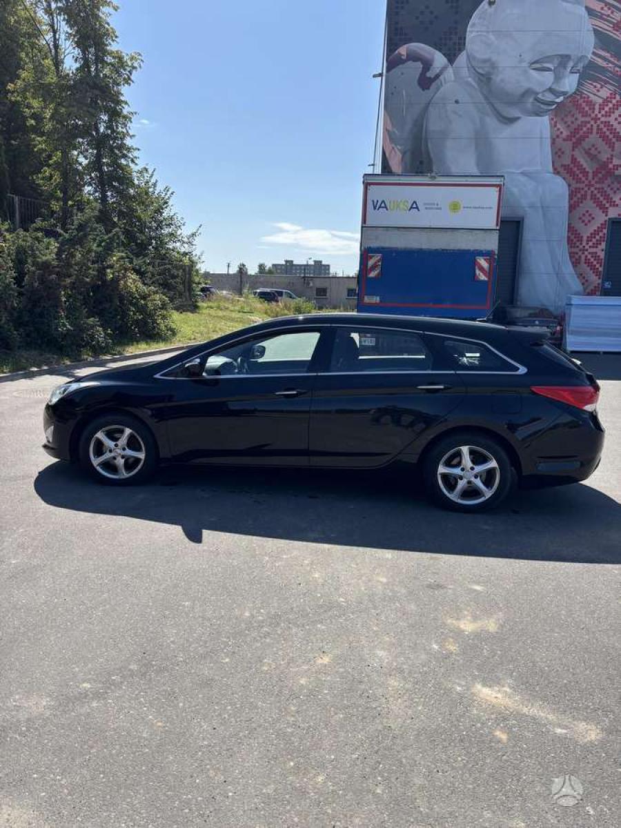 Black Hyundai i40 2013 in Kaunas, with an engine capacity of 1.69 L and mileage of 310 thousand km for 4400 €, photo 6 on AUTOMOTO.COM.LV