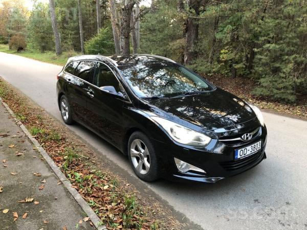 Black Hyundai i40 2013 in Liepaja, with an engine capacity of 1.70 L and mileage of 237 thousand km for 4100 €, photo 1 on AUTOMOTO.COM.LV