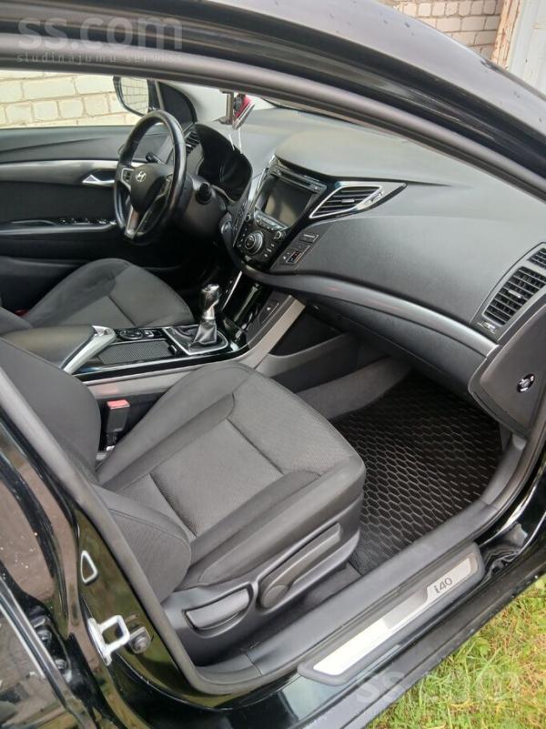 Black Hyundai i40 2013 in Liepaja, with an engine capacity of 1.70 L and mileage of 237 thousand km for 4100 €, photo 5 on AUTOMOTO.COM.LV