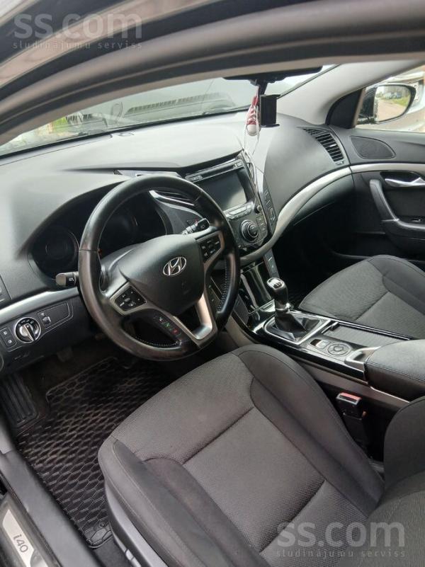 Black Hyundai i40 2013 in Liepaja, with an engine capacity of 1.70 L and mileage of 237 thousand km for 4100 €, photo 6 on AUTOMOTO.COM.LV