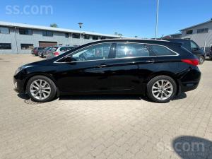 Black Hyundai i40 2014 in Riga, with an engine capacity of 1.70 L and mileage of 133 thousand km for 6950 €, photo 2 on AUTOMOTO.COM.LV