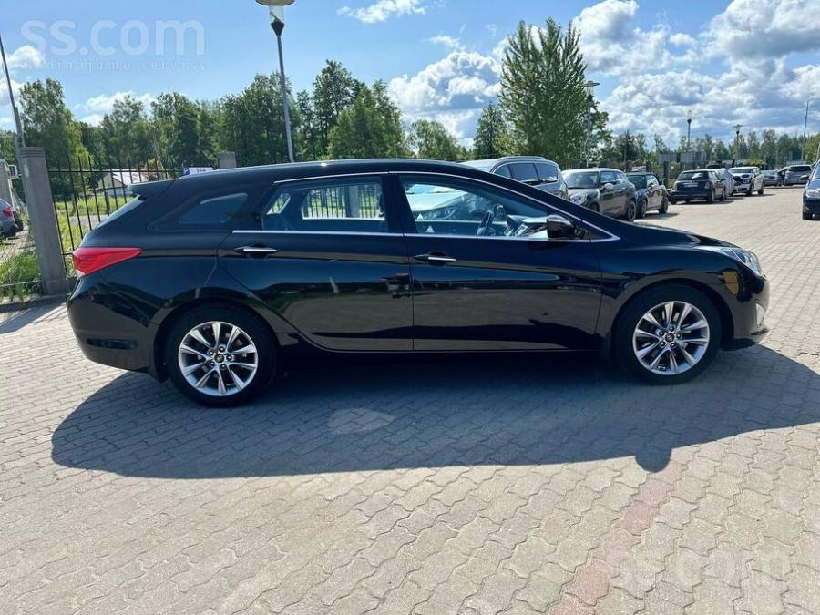 Black Hyundai i40 2014 in Riga, with an engine capacity of 1.70 L and mileage of 133 thousand km for 6950 €, photo 8 on AUTOMOTO.COM.LV