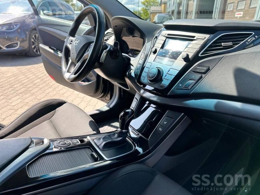Black Hyundai i40 2014 in Riga, with an engine capacity of 1.70 L and mileage of 133 thousand km for 6950 €, photo 12 on AUTOMOTO.COM.LV