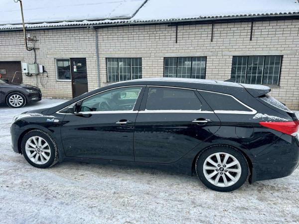 Black Hyundai i40 2014 in Kaunas, with an engine capacity of 1.69 L and mileage of 154 thousand km for 5400 €, photo 8 on AUTOMOTO.COM.LV