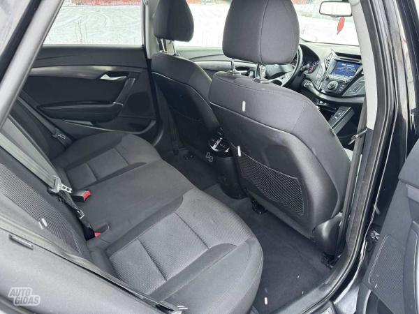 Black Hyundai i40 2015 in Marijampole, with an engine capacity of 1.70 L and mileage of 257 thousand km for 4950 €, photo 9 on AUTOMOTO.COM.LV