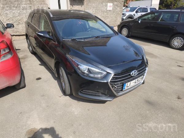 Black Hyundai i40 2015 in Riga, with an engine capacity of 1.70 L and mileage of 175 thousand km for 2700 €, photo 1 on AUTOMOTO.COM.LV