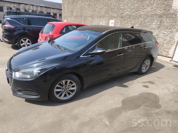 Black Hyundai i40 2015 in Riga, with an engine capacity of 1.70 L and mileage of 175 thousand km for 2700 €, photo 2 on AUTOMOTO.COM.LV