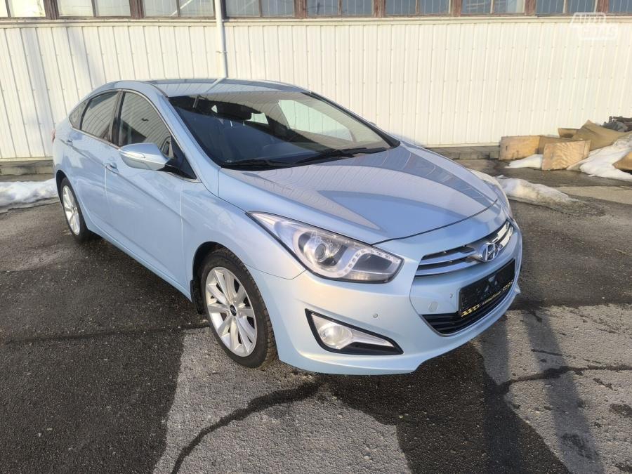 Blue Hyundai i40 2014 in Radviliskis, with an engine capacity of 1.70 L and mileage of 289 thousand km for 4999 €, photo 12 on AUTOMOTO.COM.LV