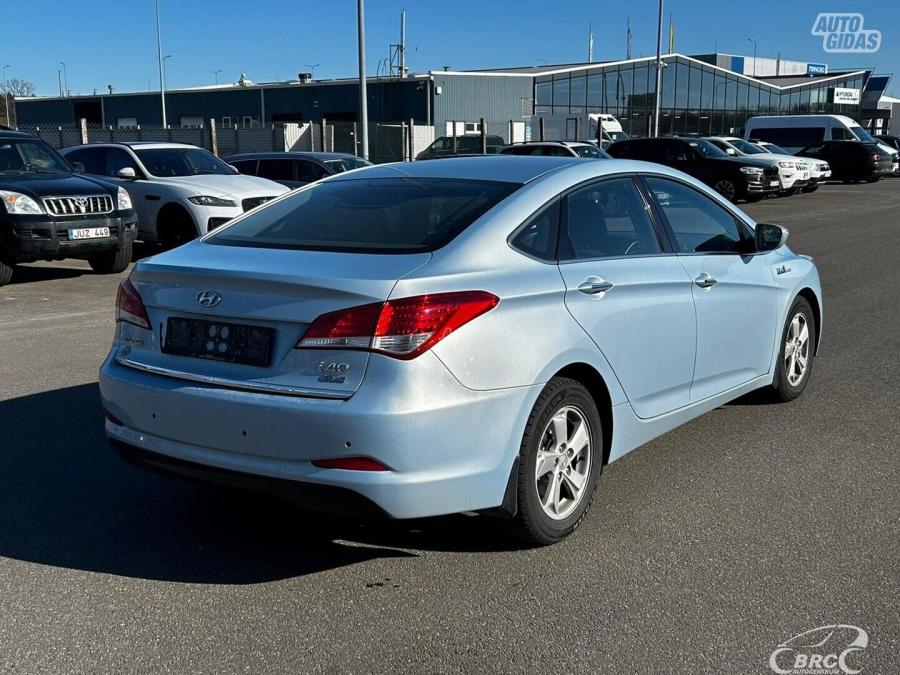 Blue Hyundai i40 2014 in Avizieniai, with an engine capacity of 1.60 L and mileage of 260 thousand km for 4900 €, photo 3 on AUTOMOTO.COM.LV