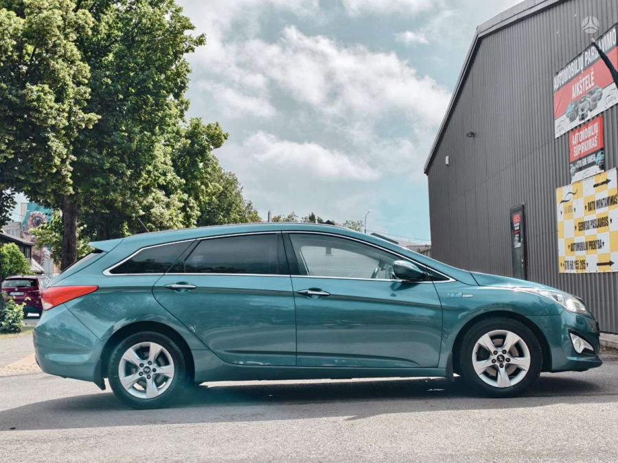 Blue Hyundai i40 2011 in Siauliai, with an engine capacity of 1.69 L and mileage of 270 thousand km for 5200 €, photo 10 on AUTOMOTO.COM.LV
