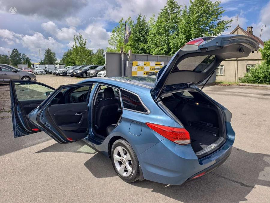 Blue Hyundai i40 2011 in Siauliai, with an engine capacity of 1.69 L and mileage of 270 thousand km for 5200 €, photo 18 on AUTOMOTO.COM.LV