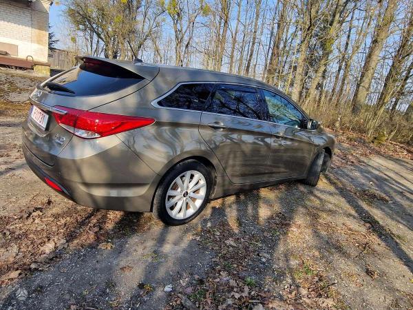 Brown Hyundai i40 2012 in Marijampole, with an engine capacity of 1.70 L and mileage of 269 thousand km for 4200 €, photo 2 on AUTOMOTO.COM.LV