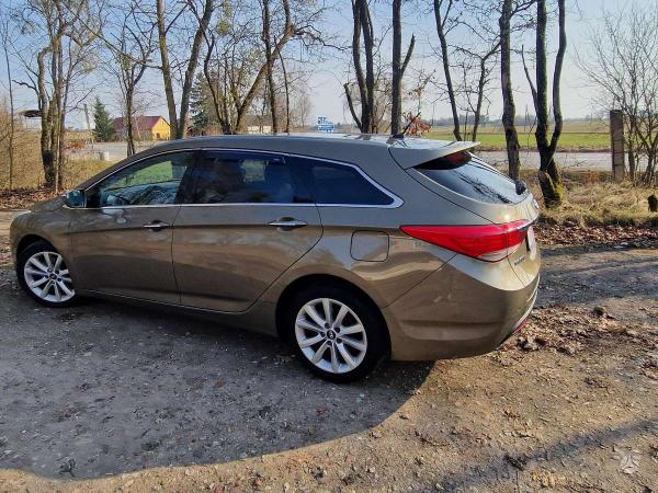 Brown Hyundai i40 2012 in Marijampole, with an engine capacity of 1.70 L and mileage of 269 thousand km for 4200 €, photo 5 on AUTOMOTO.COM.LV