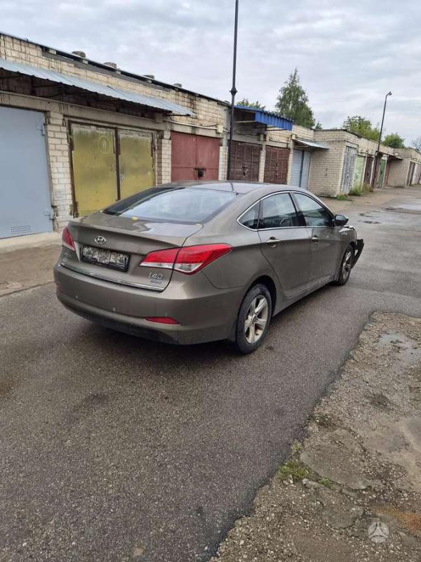 Brown Hyundai i40 2012 in Kaunas, with an engine capacity of 1.60 L and mileage of 422 thousand km for 2000 €, photo 3 on AUTOMOTO.COM.LV