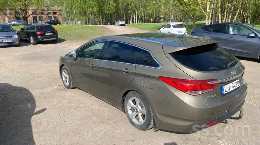 Brūns Hyundai i40 2011 Rīga, ar dzinēja tilpumu 1.70 L un nobraukumu 306 tūkst. km par 5200 €, foto 3 vietnē AUTOMOTO.COM.LV
